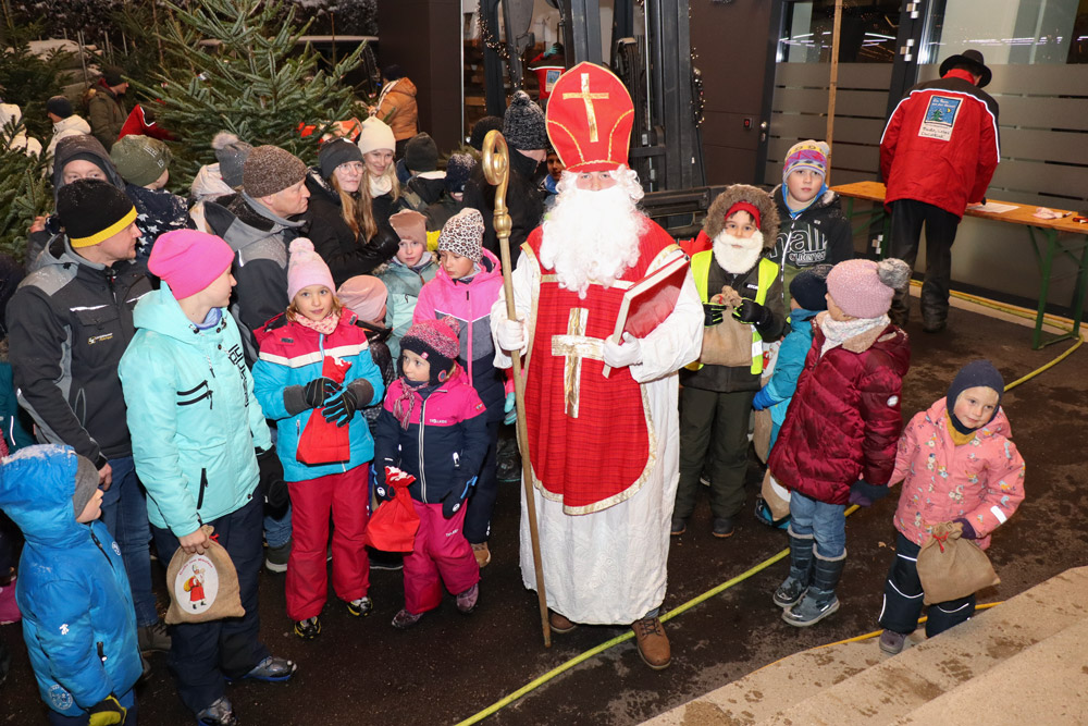 Advent market with St. Nicholas | LANGZAUNER GmbH